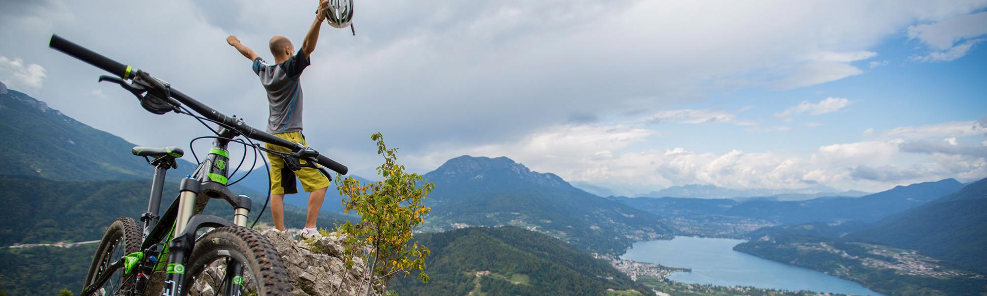 Discover the Italian Lakes by mountain bike - Italy Bike Hotels